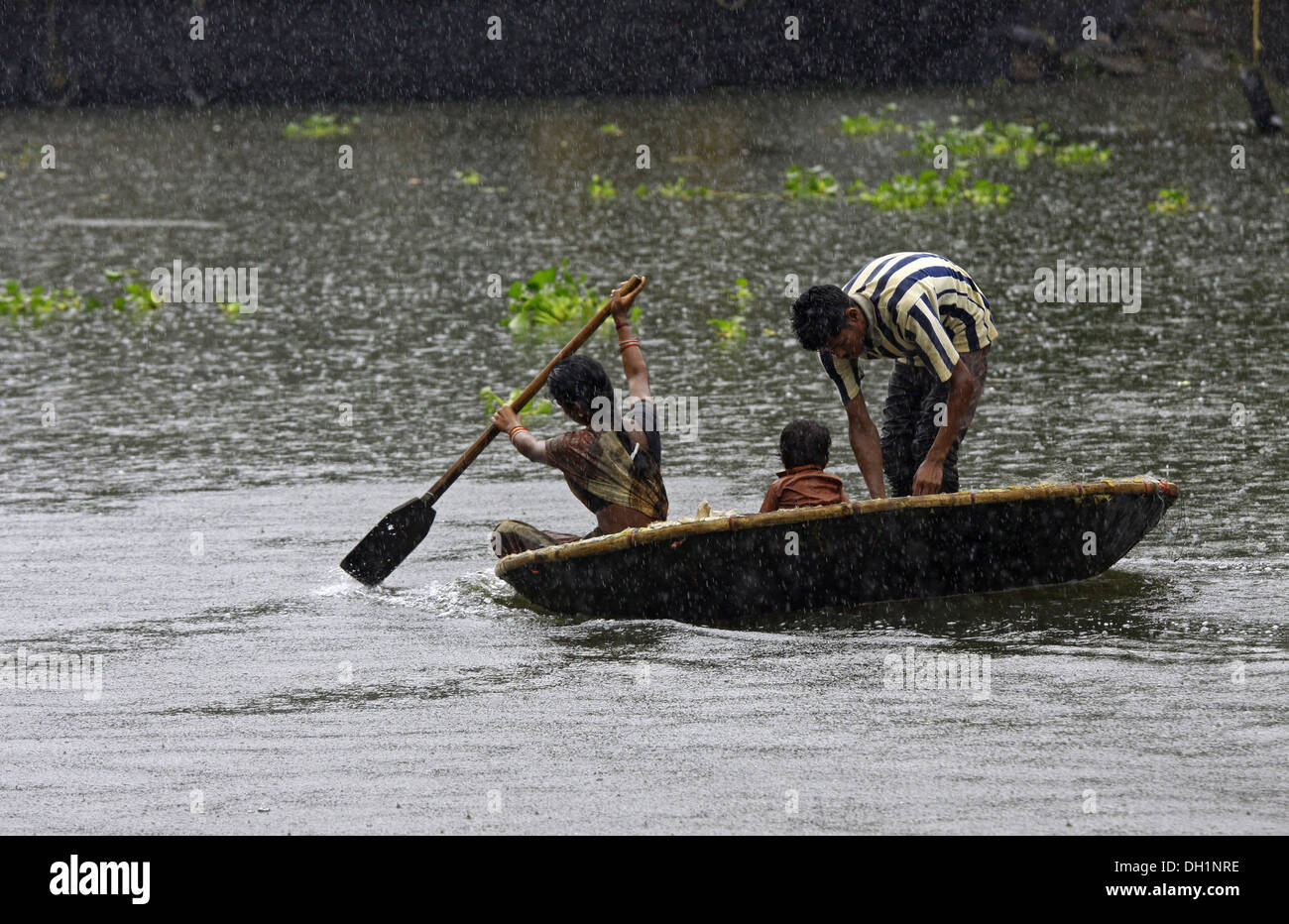 family round circular boat rowing paddling punnamada lake Alleppey ...