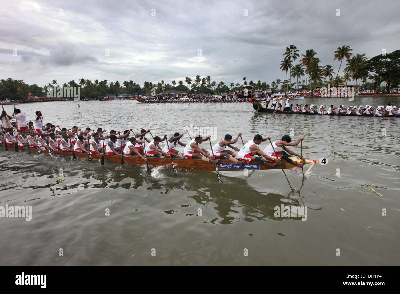 Oarsmen in kerala boat race hi-res stock photography and images - Alamy