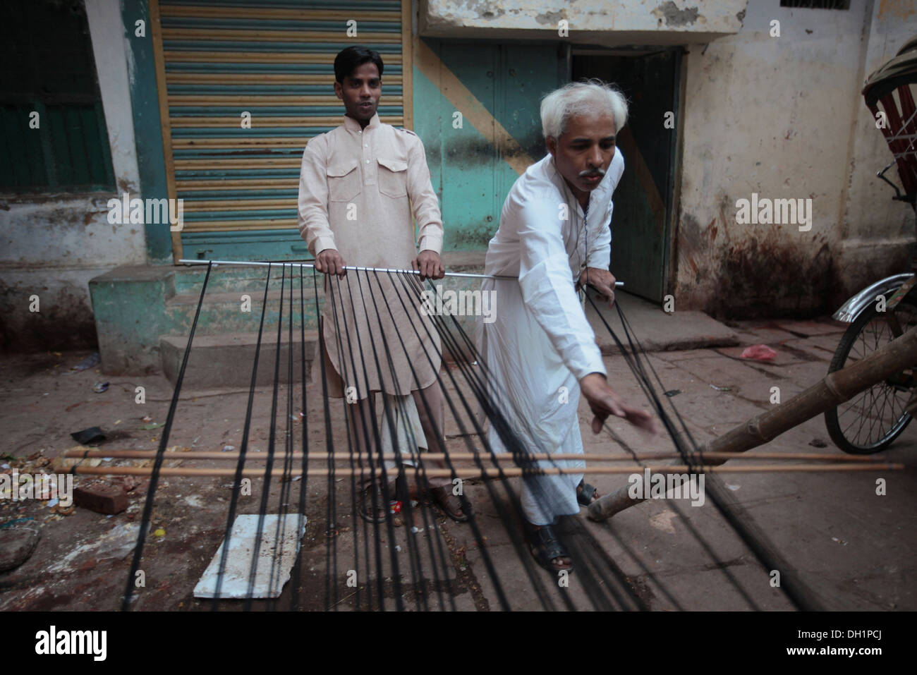 handloom weavers weaving Banarasi saree Varanasi Uttar Pradesh India ...