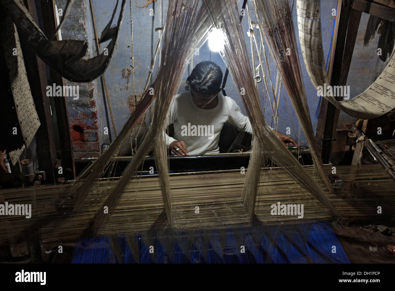 handloom weavers weaving Banarasi saree Varanasi Uttar Pradesh India ...
