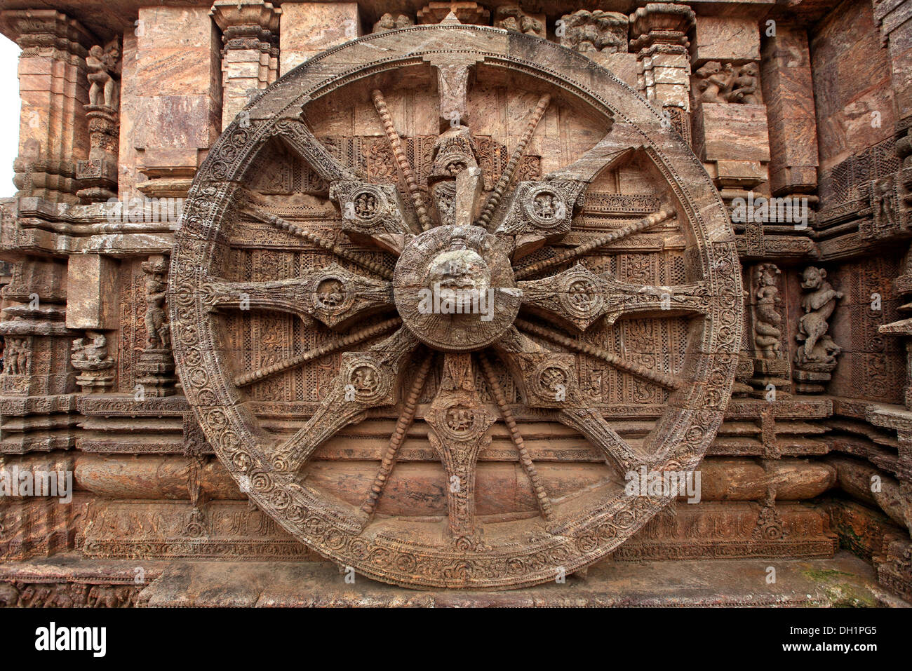 Chariot wheel Sun temple konark Orrisa India Stock Photo - Alamy