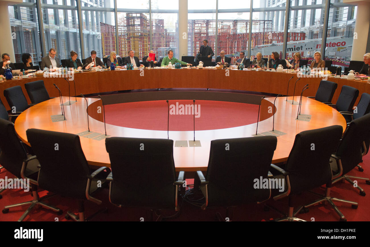 Berlin, Germany. 29th Oct, 2013. The CDU/CSU and SPD work groups arrive ...
