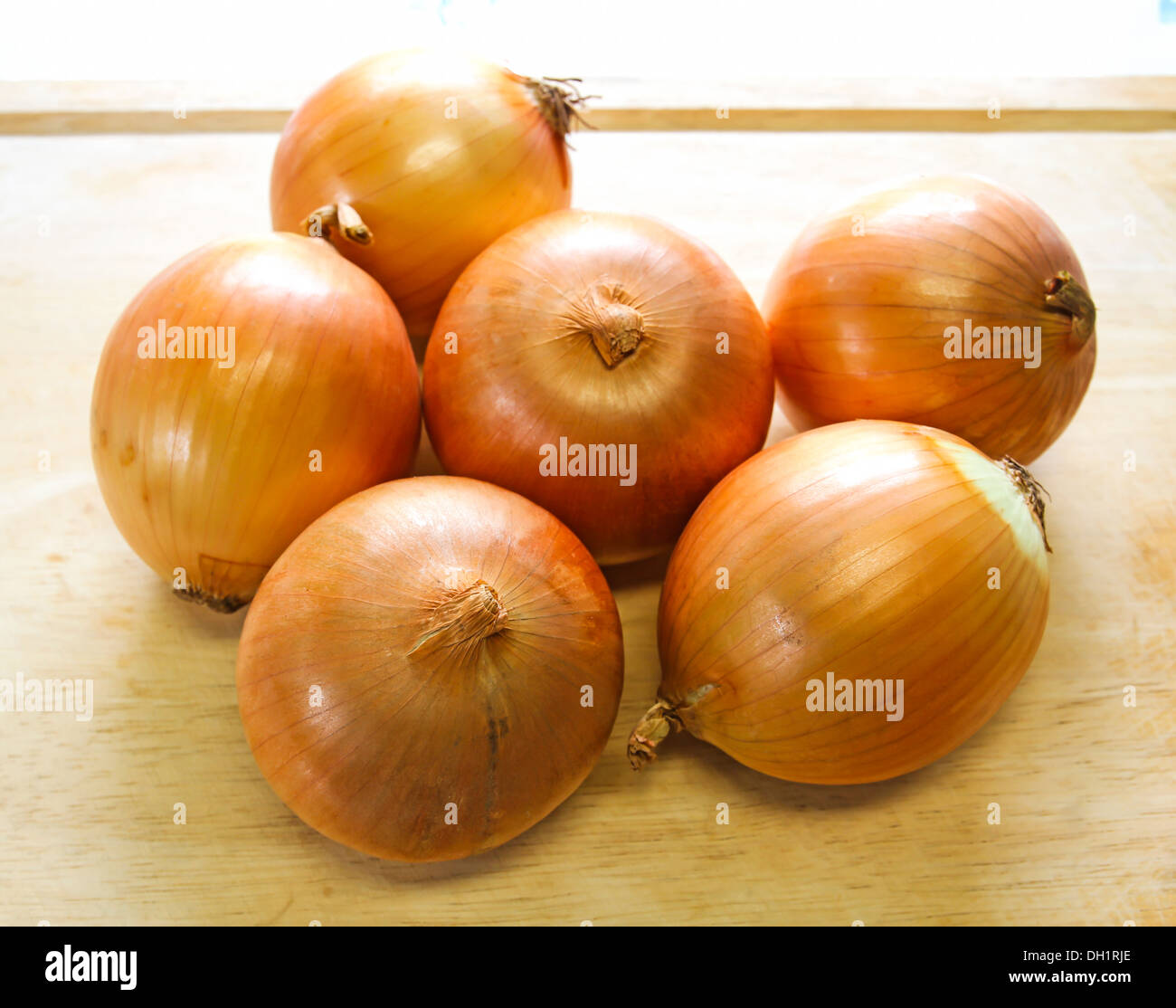 onions on a kitchen cutting board Stock Photo - Alamy