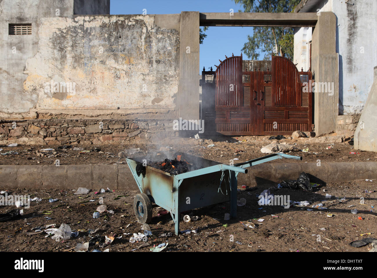 Burning garbage hi-res stock photography and images - Alamy