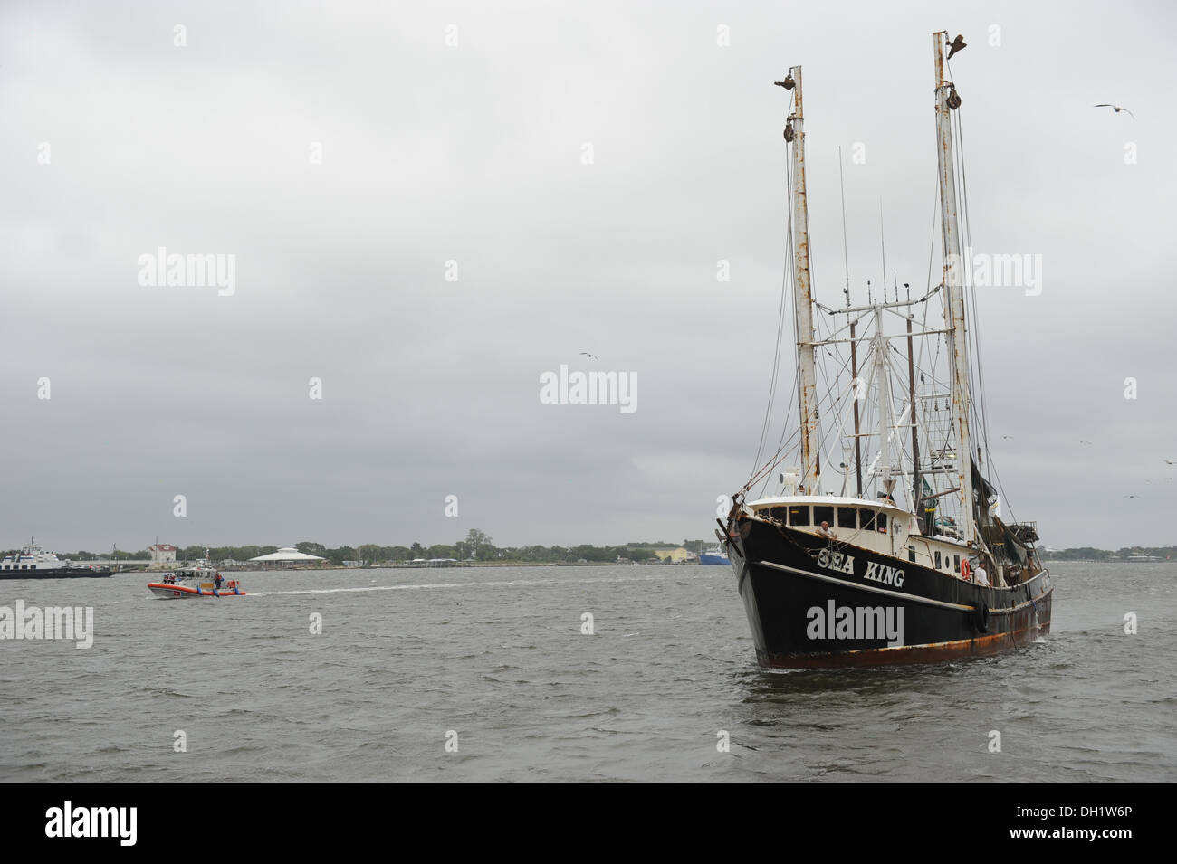 The 88-foot shrimp boat Sea King approaches Safe Harbor Marina in ...