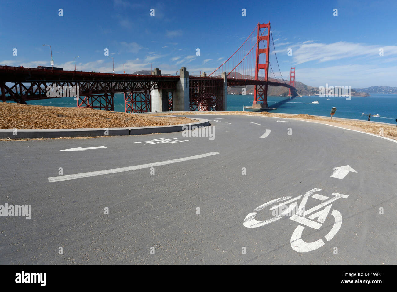 Bike path in front of the Golden Gate Bridge, San Francisco, California ...