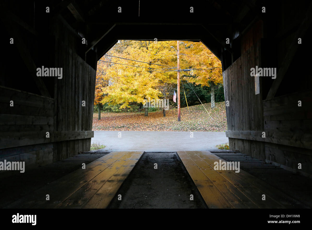 Warren Covered Bridge in autumn, Lincoln Gap, Warren, Vermont, USA ...