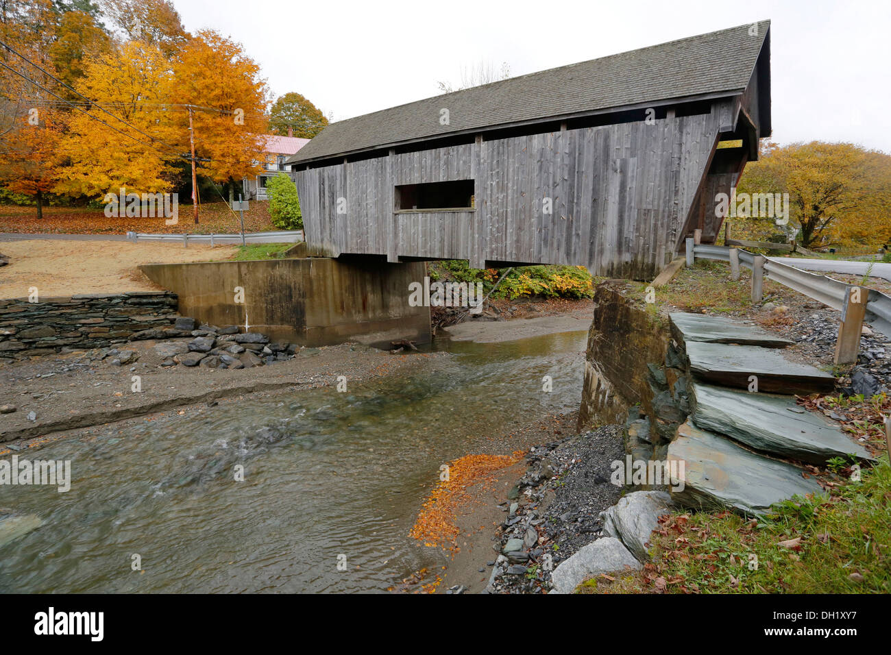 Warren Covered Bridge in autumn, Lincoln Gap, Warren, Vermont, USA ...