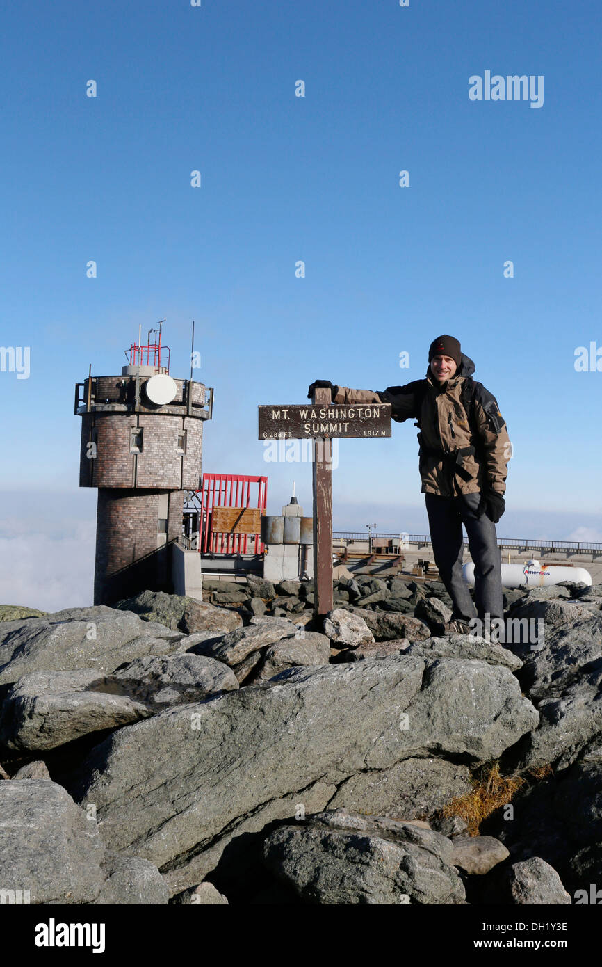 Tourist at the summit of Mount Washington, White Mountains, New ...