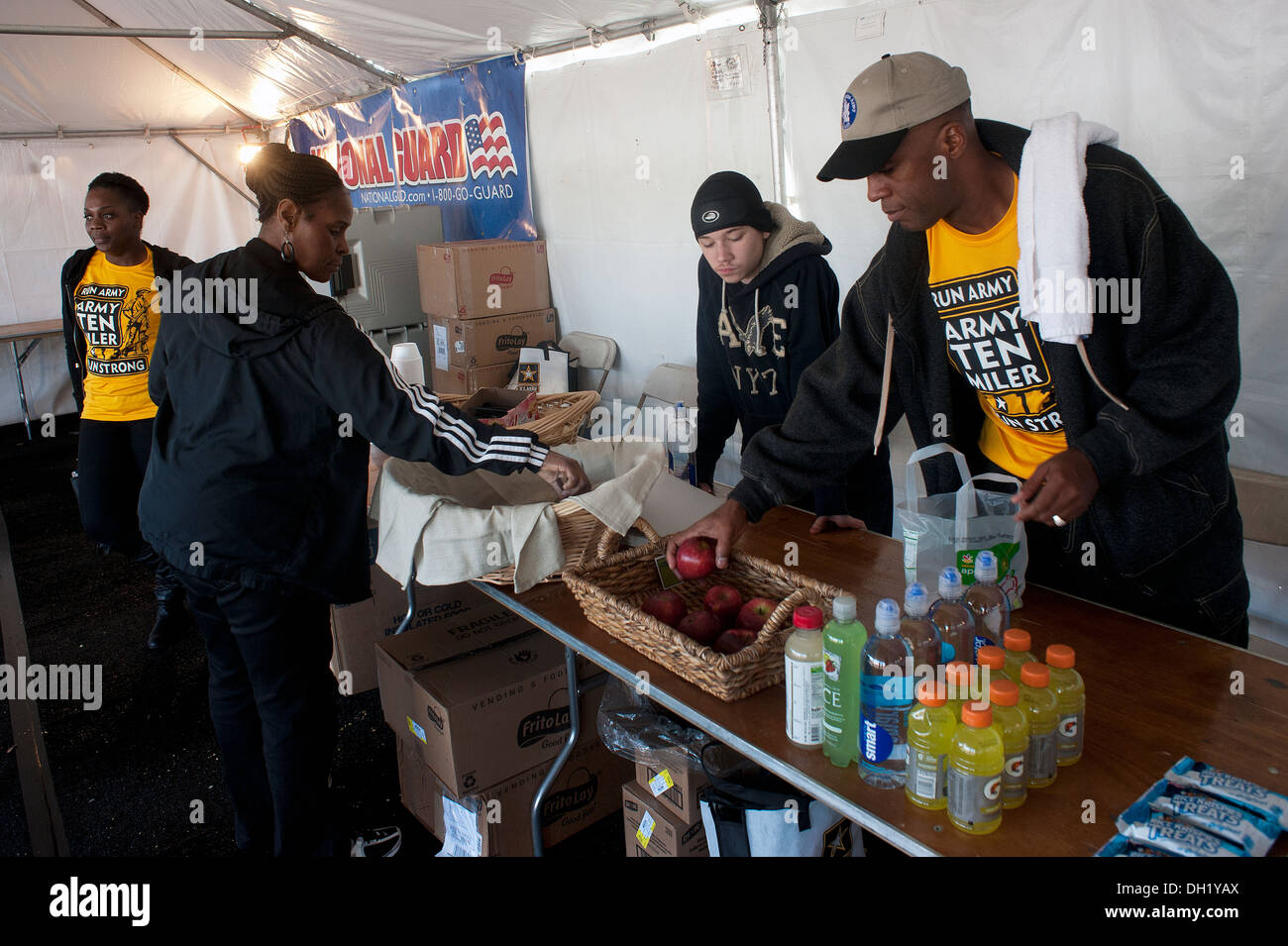 Soldiers from the Army National Guard Readiness Center stock items in ...