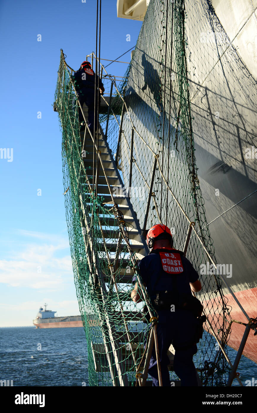 U s coast guard boarding team hi-res stock photography and images - Alamy