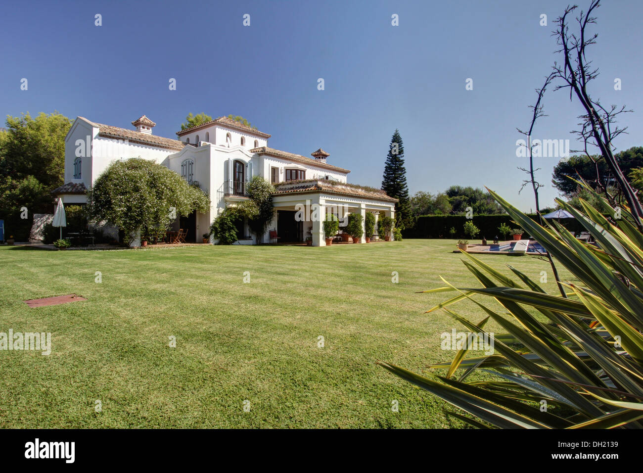 Spacious villas hi-res stock photography and images - Alamy
