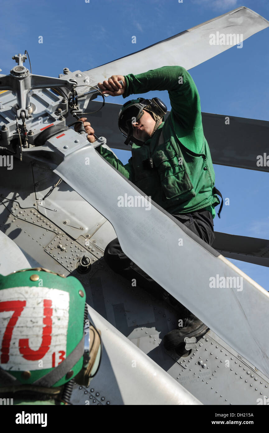 Aviation machinist's mate hi-res stock photography and images - Alamy