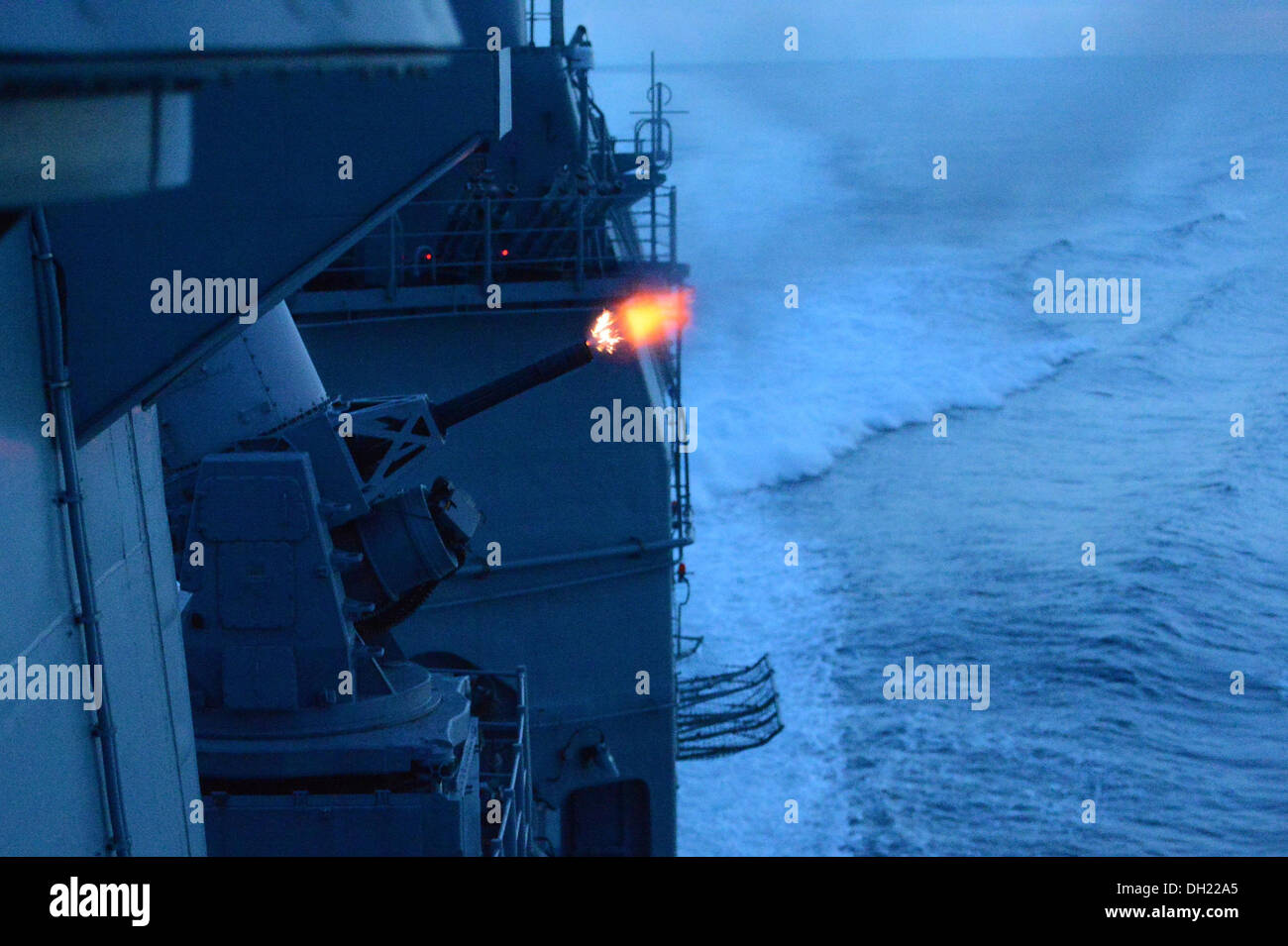 The guided-missile cruiser USS Antietam (CG 54) fires its Mk 22 close ...