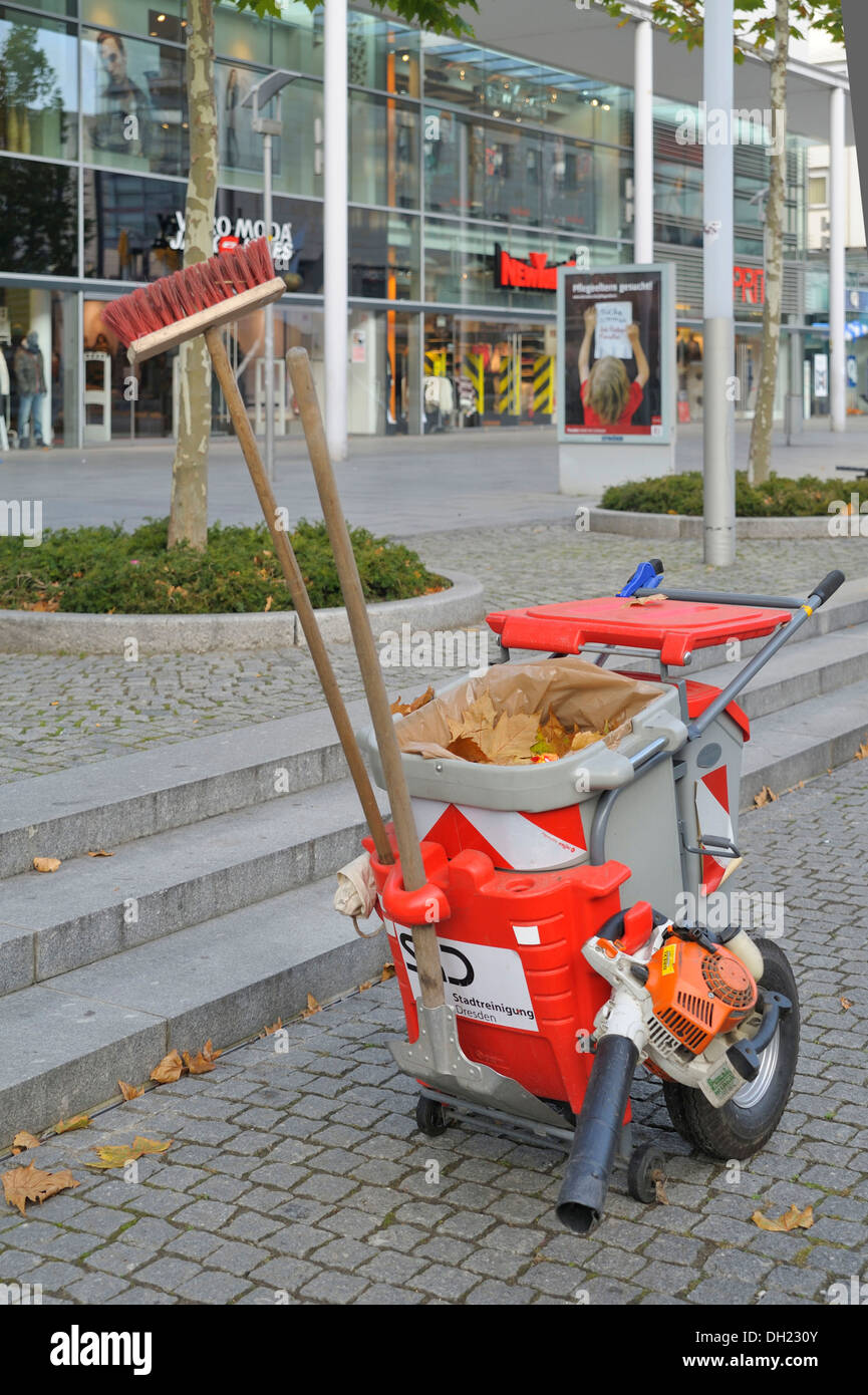 Road sweeper cart hi-res stock photography and images - Alamy
