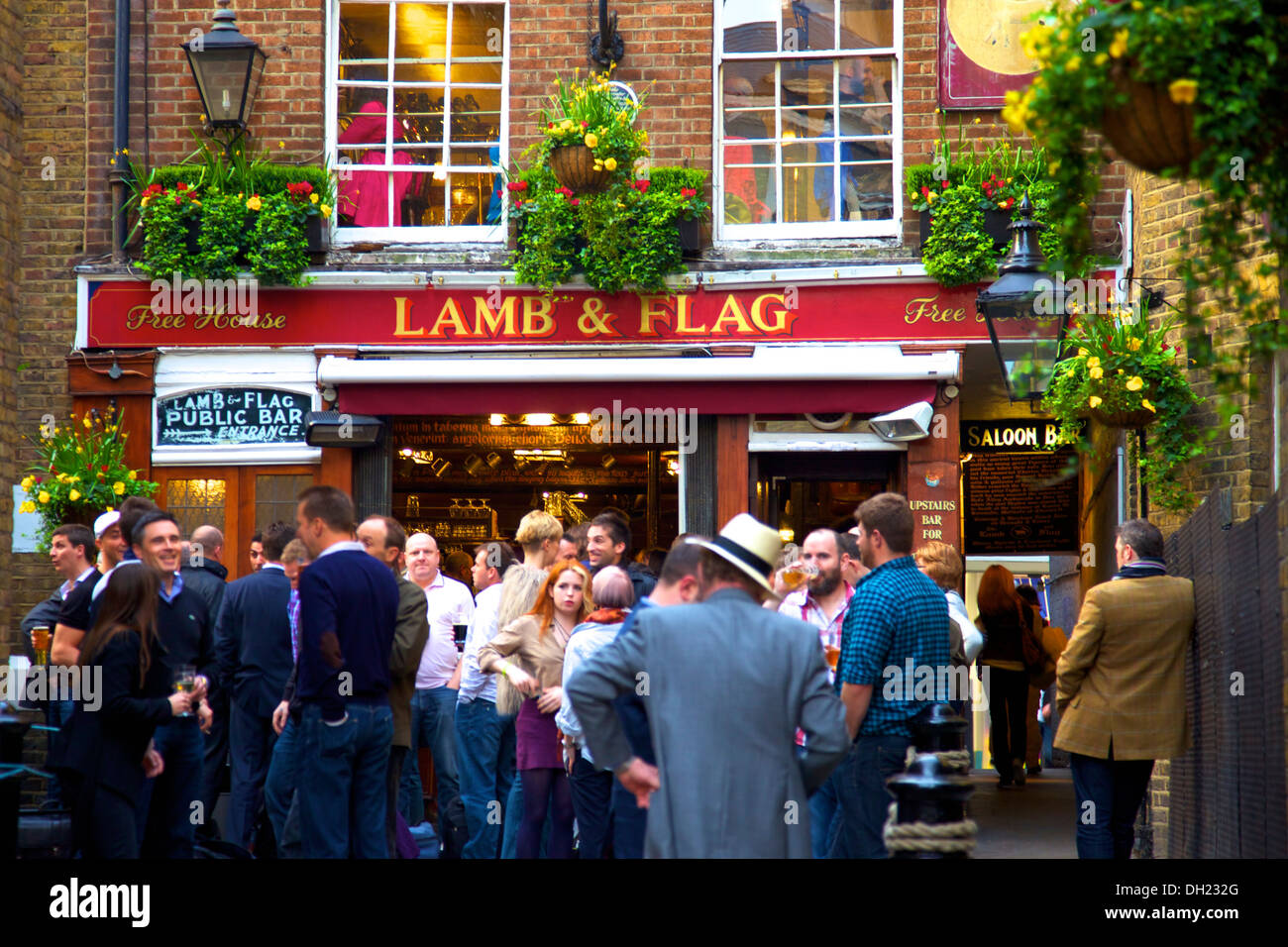 Outside Pub Stock Photos & Outside Pub Stock Images - Alamy