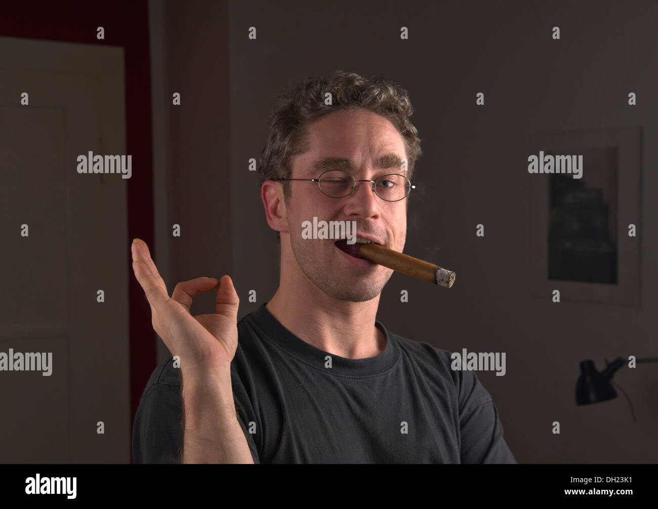 Cigar signs hi-res stock photography and images - Alamy