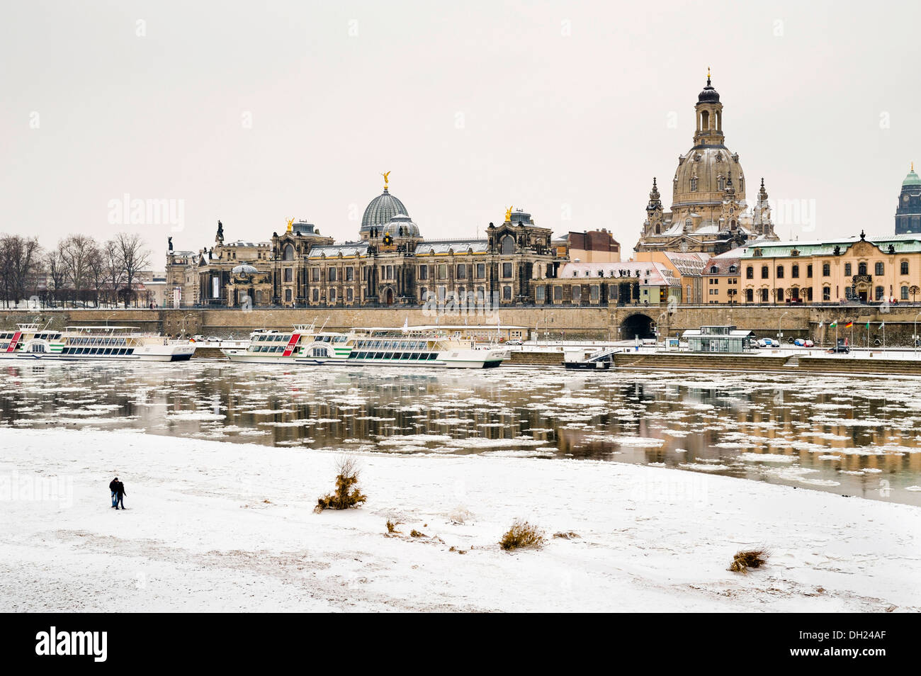 Bank of the Elbe River in Dresden in the snow, the Elbe is closed to ...