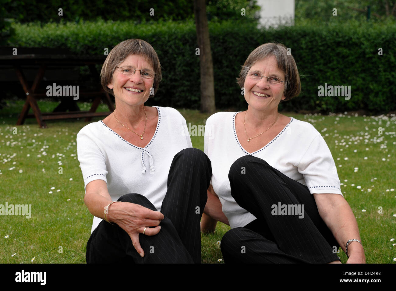 Twins sister senior hi-res stock photography and images - Alamy