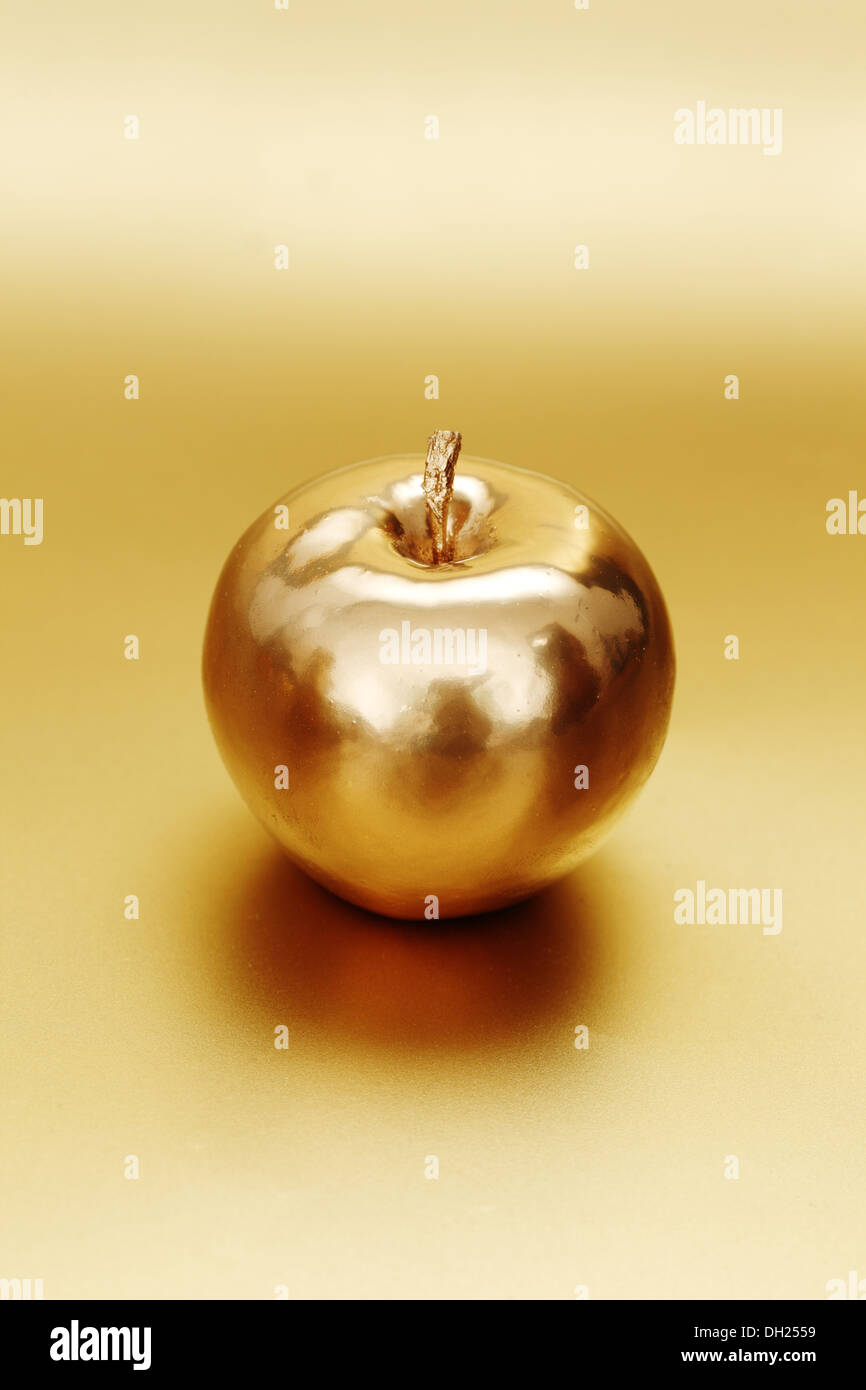 gold apple on gold background Stock Photo - Alamy