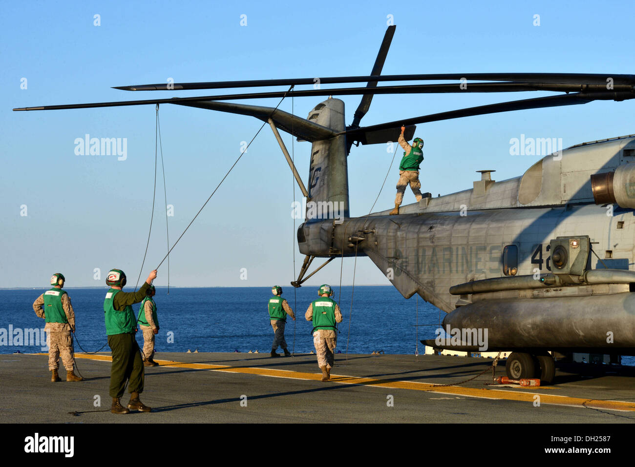 ATLANTIC OCEAN (Oct. 24, 2013) - Marines from 22nd Marine Expeditionary ...