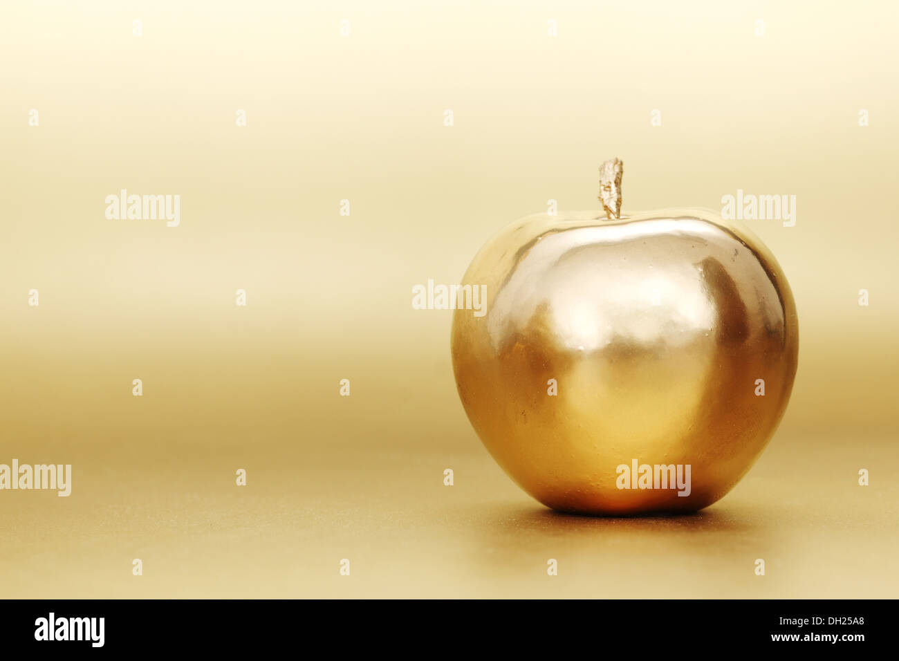 gold apple on gold background Stock Photo - Alamy