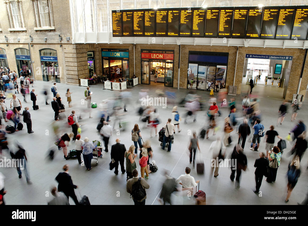 Moving crowd london kings hi-res stock photography and images - Alamy