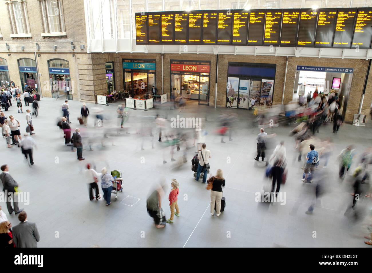 Kings cross station departure board hi-res stock photography and images ...