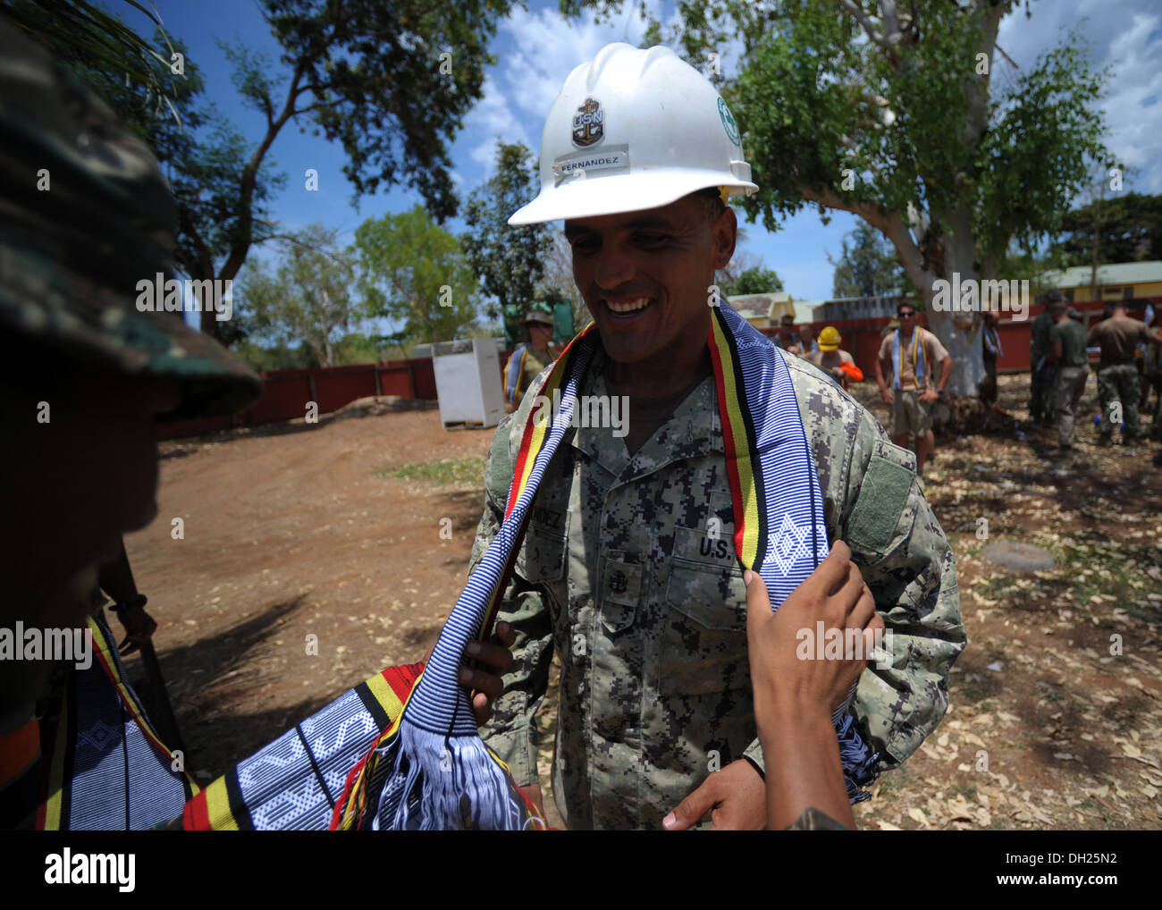 2013 u s navy seabee chief utilitiesman miguel fernandez hi-res stock ...