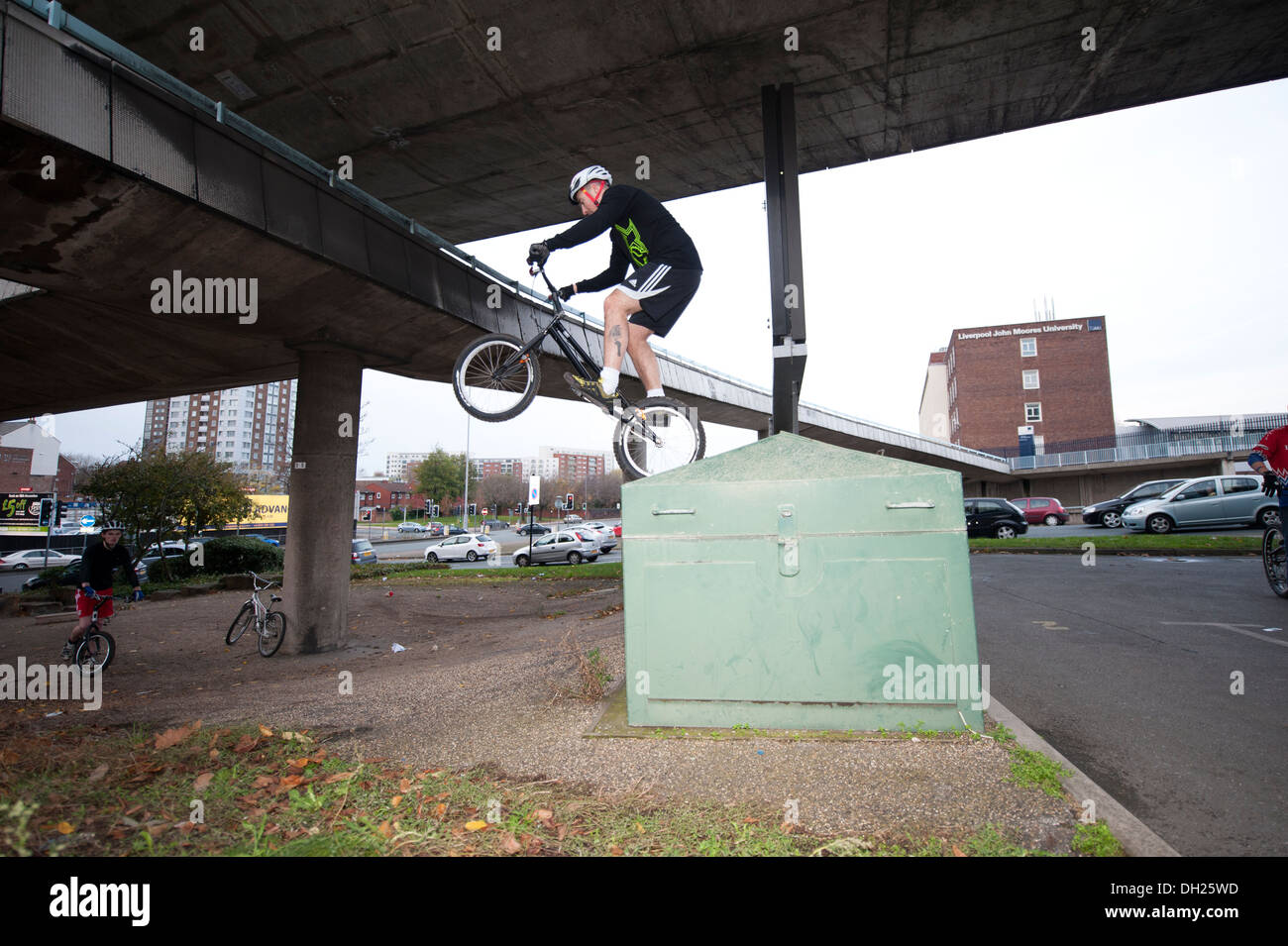 Teenager bike stunt hi-res stock photography and images - Alamy
