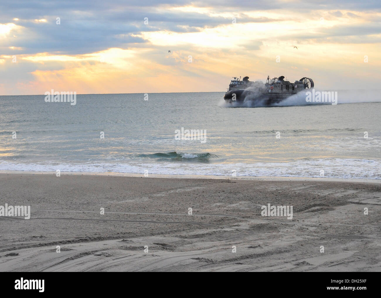 Amphibious craft hi-res stock photography and images - Alamy