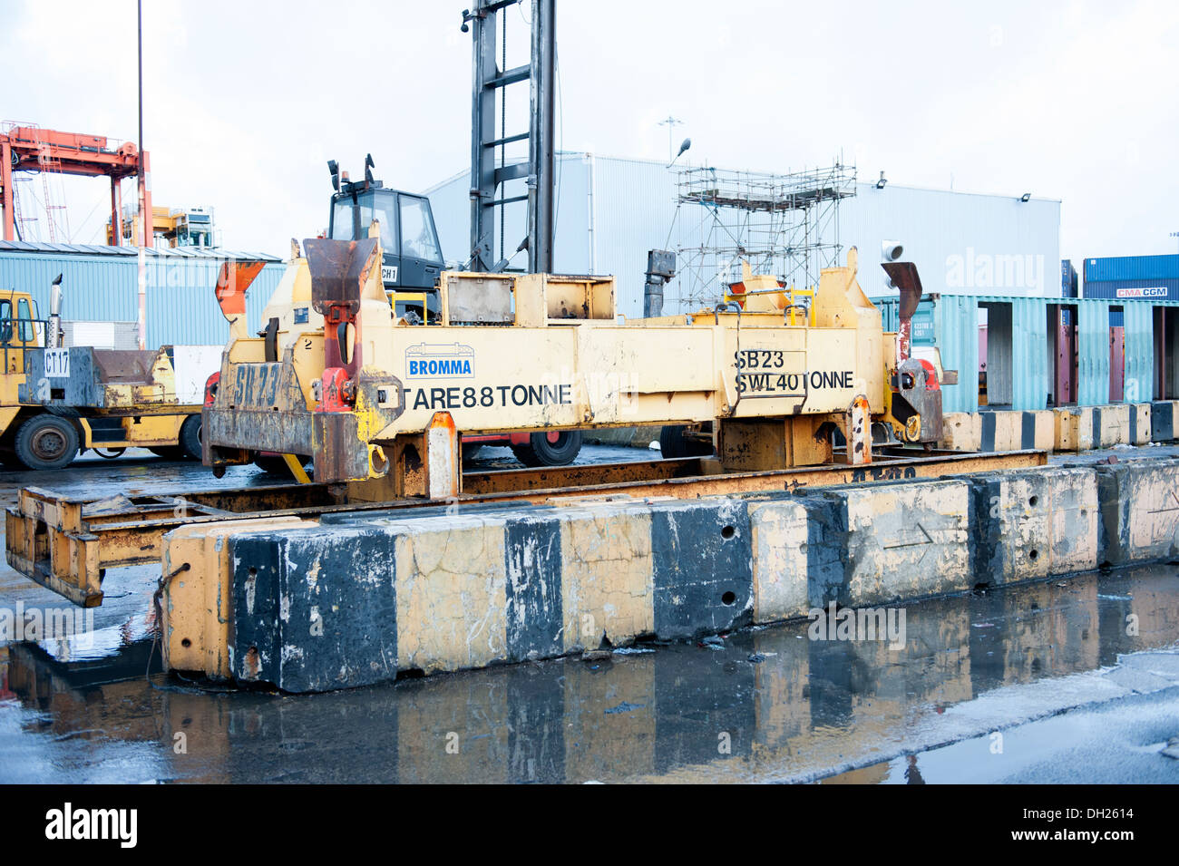 Lifting mechanism hi-res stock photography and images - Alamy