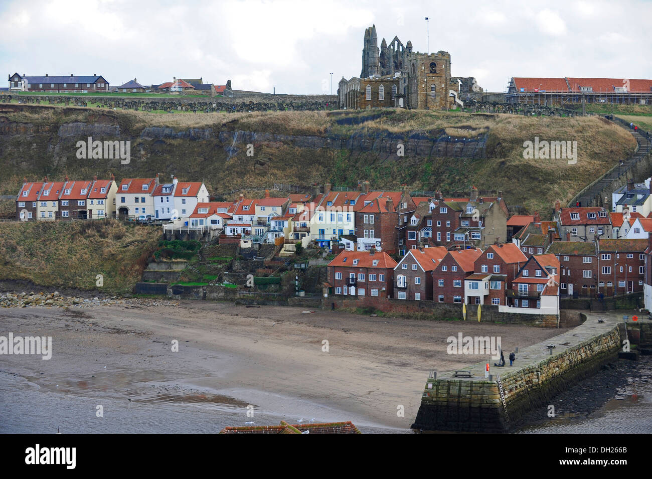 Whitby harbour front house hi-res stock photography and images - Alamy