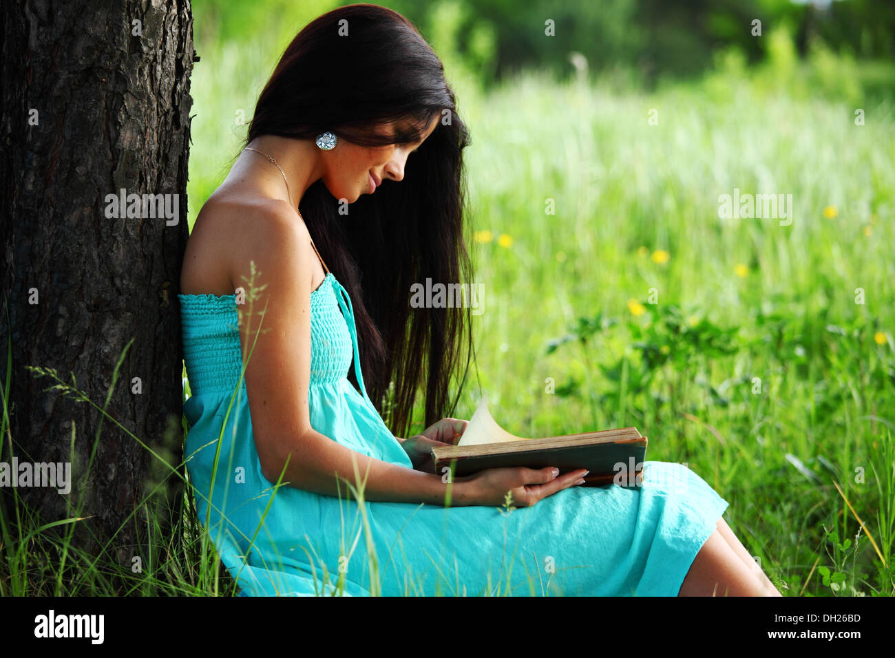 girl with book under big tree Stock Photo - Alamy
