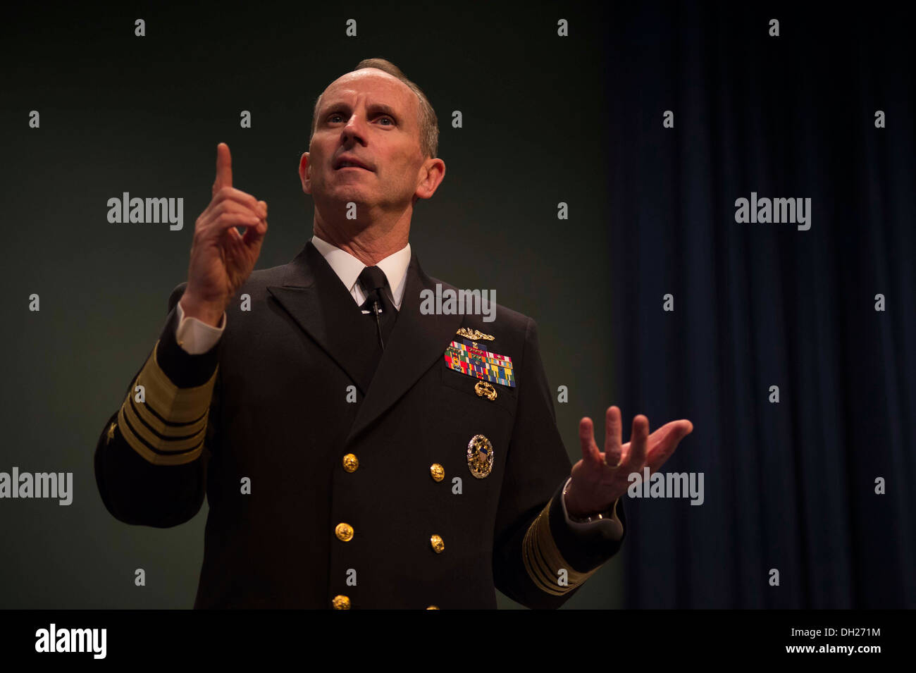 Graduation college speaker hi-res stock photography and images - Alamy