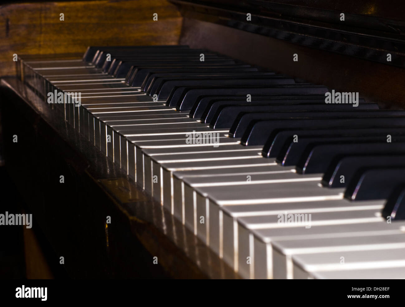 White piano hi-res stock photography and images - Alamy