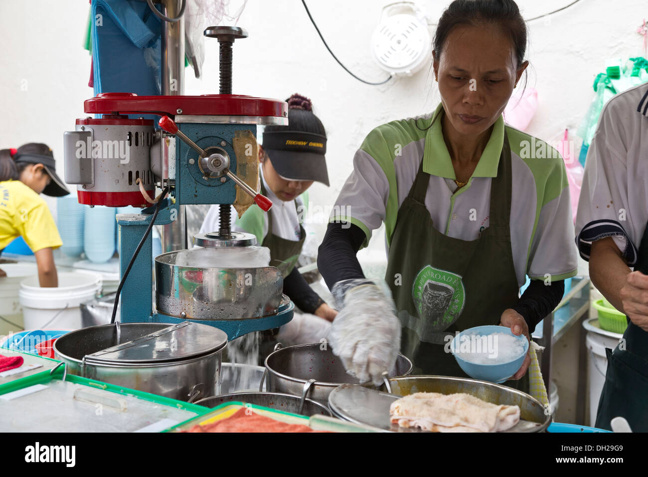 Chendul sellers at Penang Road famous Teochew Chendul stall, George ...