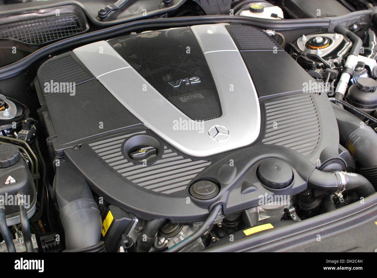 Mercedes benz engine hi-res stock photography and images - Alamy