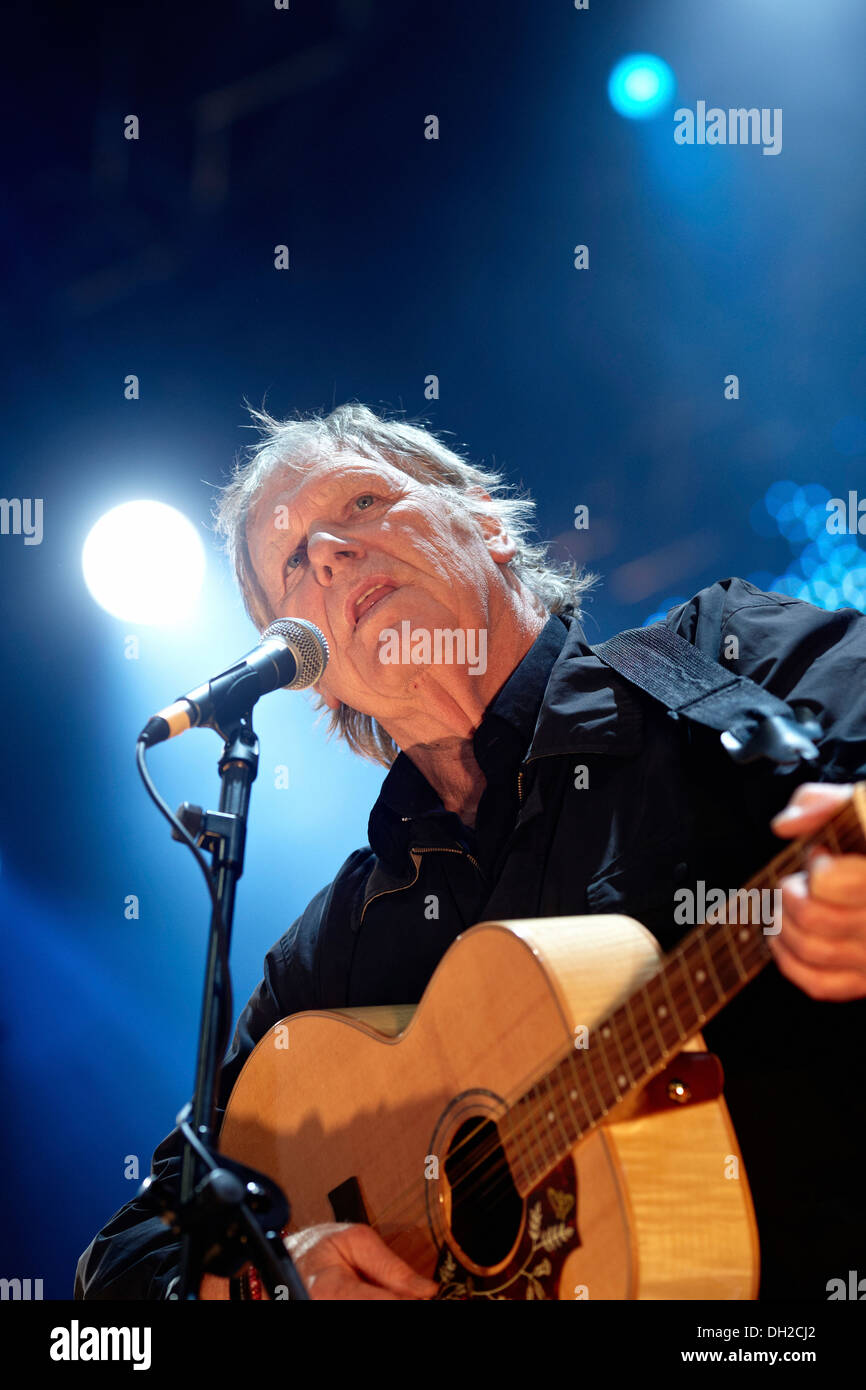 Singer shows performance music hi-res stock photography and images - Alamy