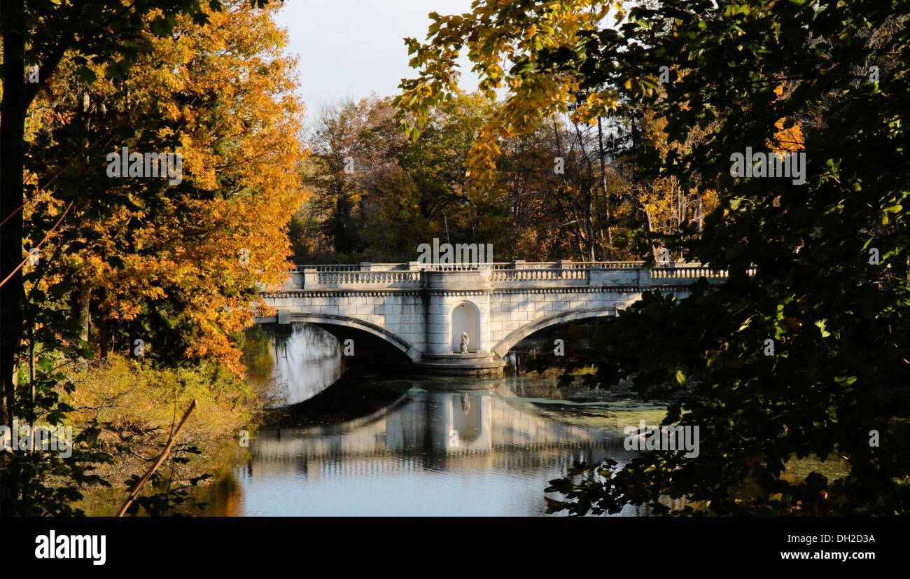 Beautiful Victorian stone bridge in a autumn forest setting Stock Photo ...