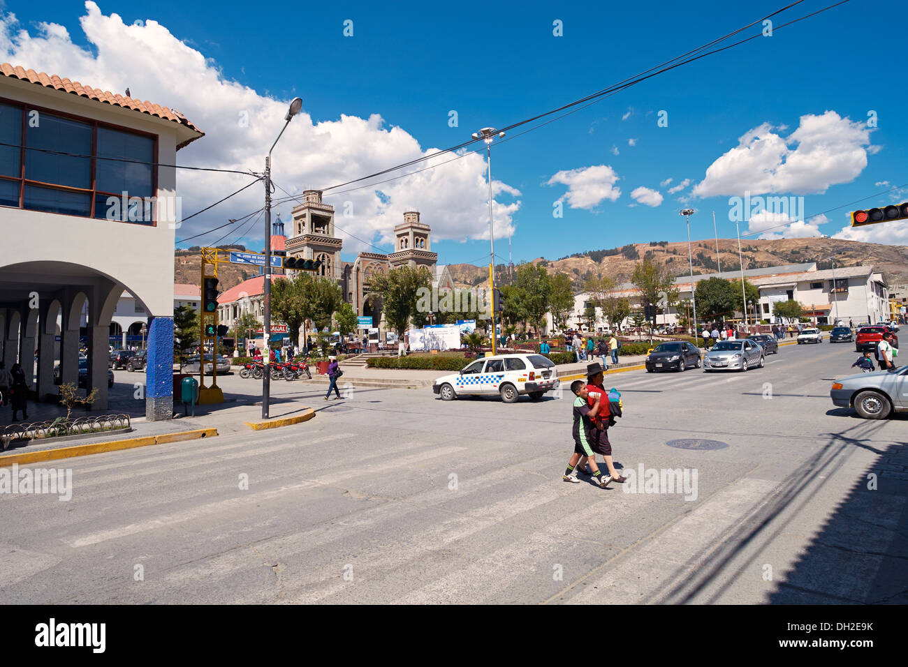 Busy streets peru hi-res stock photography and images - Alamy