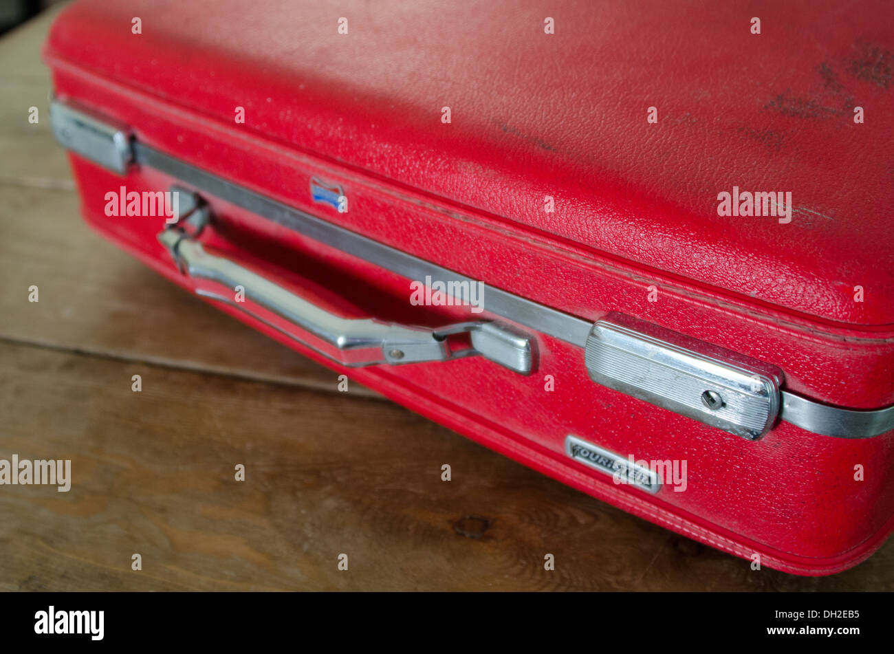 Red suitcase hi-res stock photography and images - Alamy