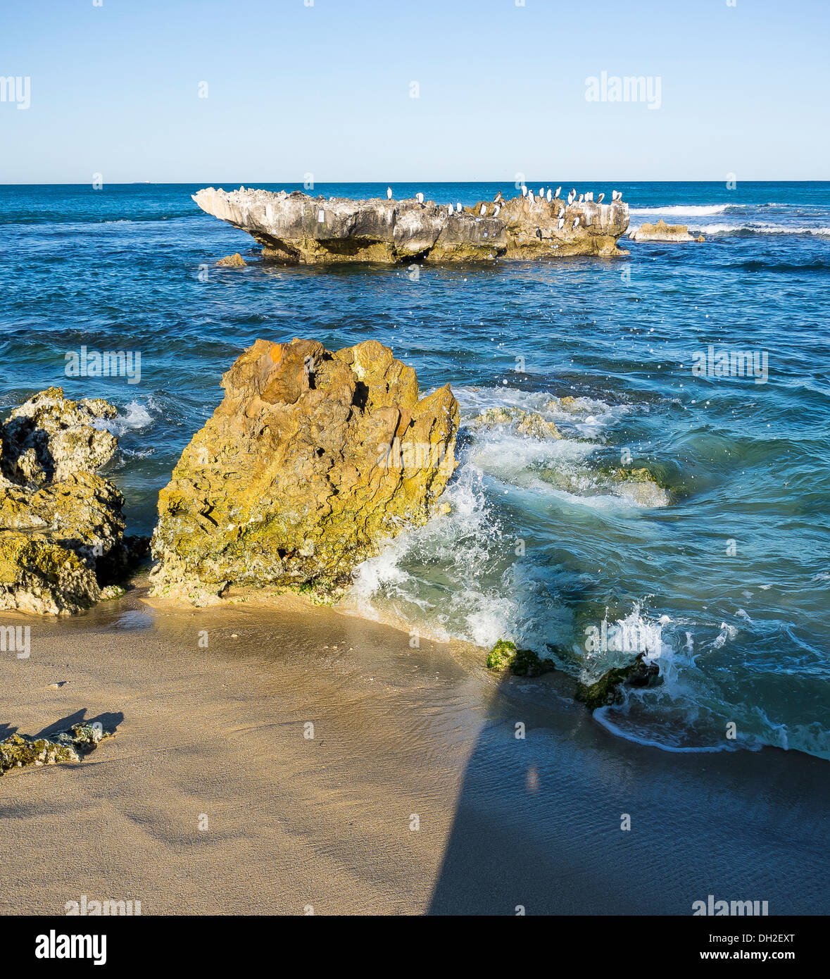 Rocks and surf hi-res stock photography and images - Alamy