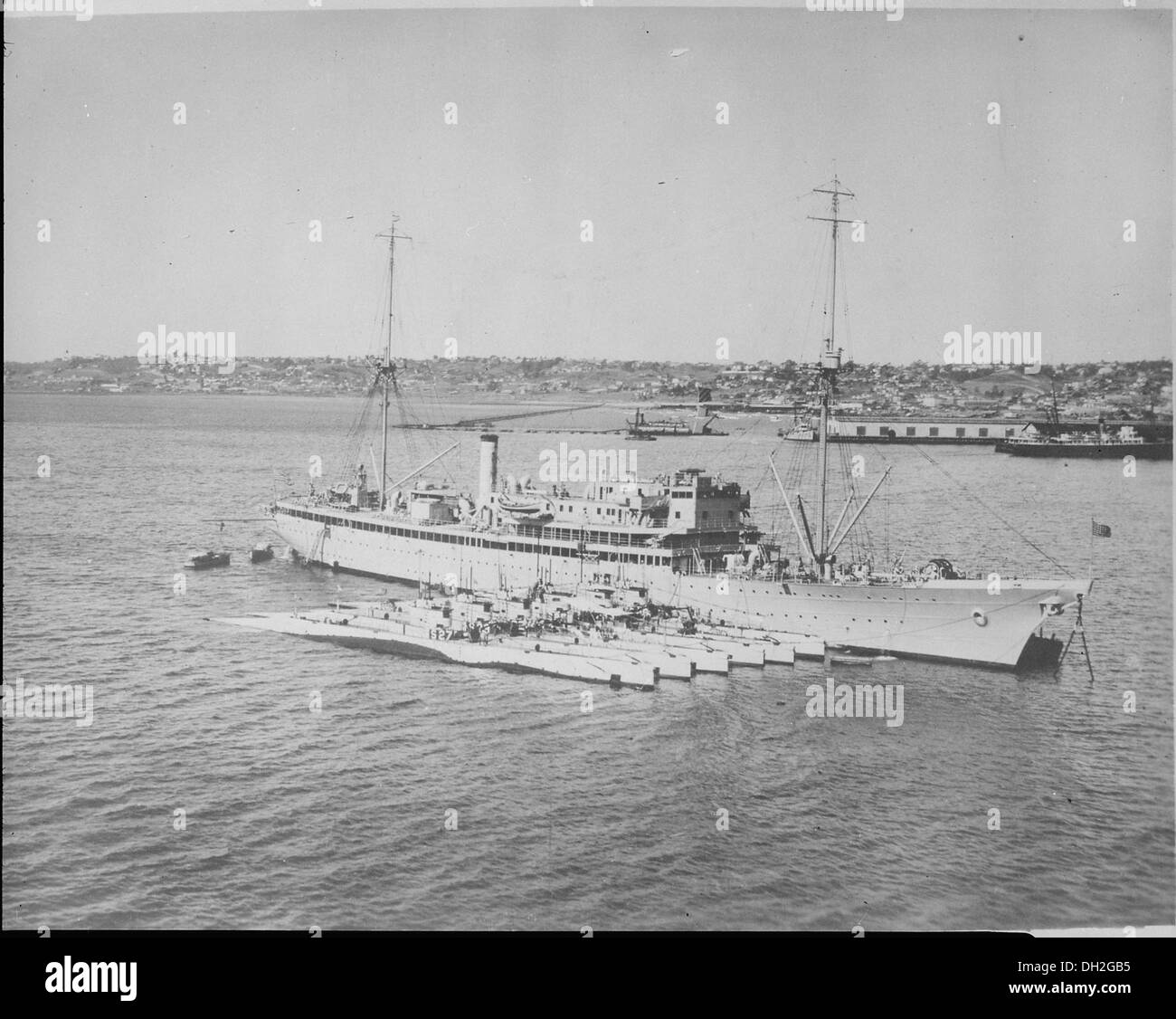 Tender Uss Dixon As 37 Attack