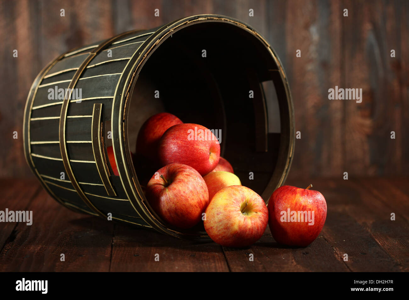 Apples in barrel hi-res stock photography and images - Alamy