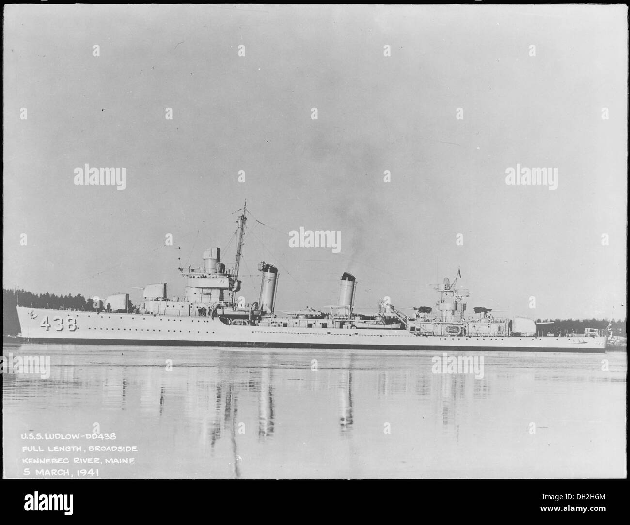 A port-side view of the USS Ludlow (DD-438), a Fletcher-class destroyer ...
