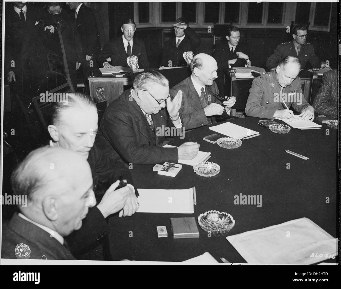 Negotiations table Black and White Stock Photos & Images - Alamy