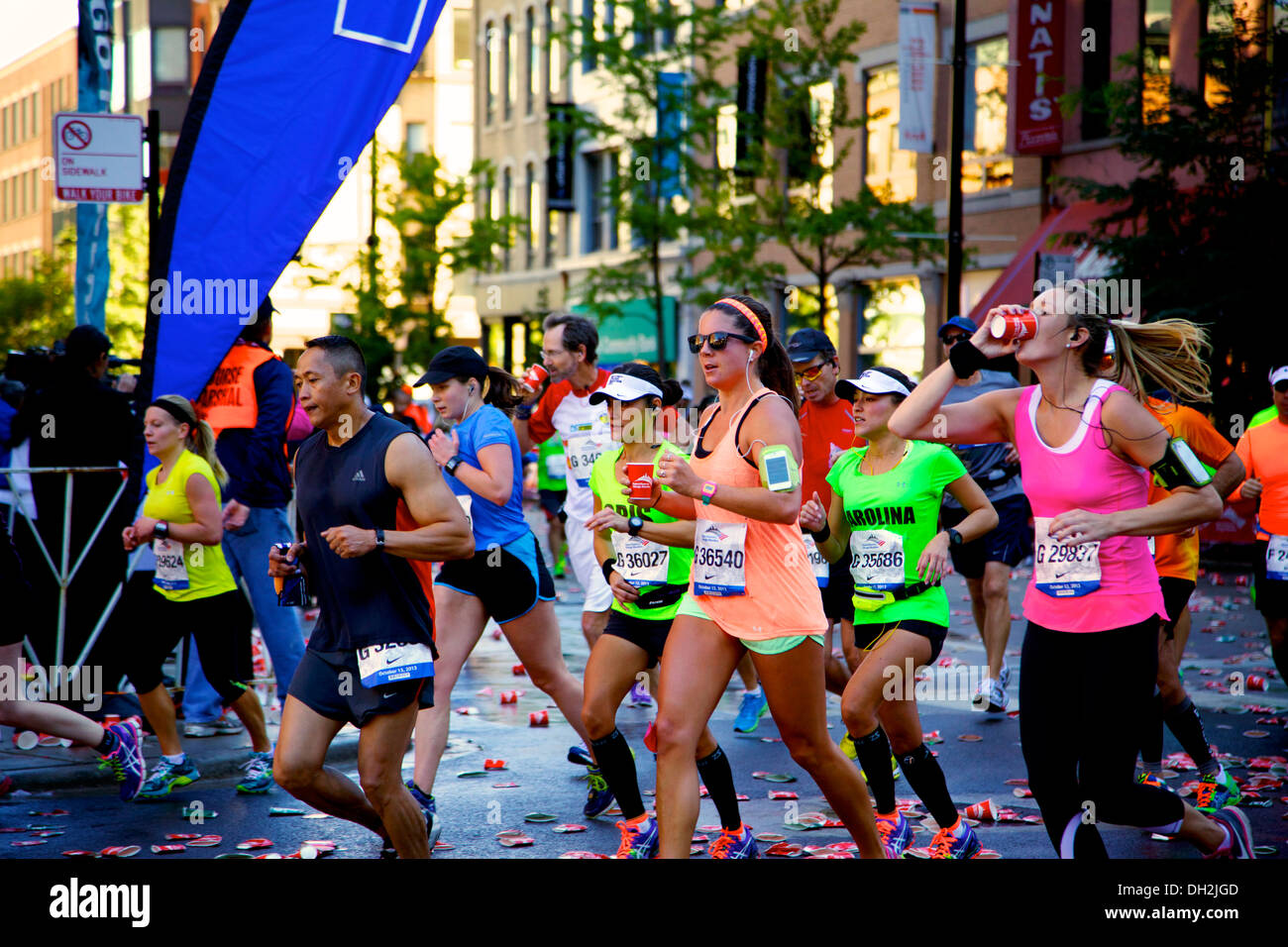 Chicago Marathon runners completed the 2013 Chicago Marathon Banck Of ...