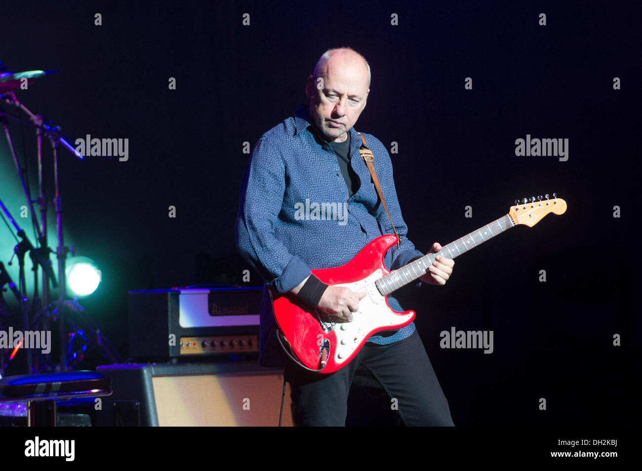 Oakland, California, USA. 28th Oct, 2013. Guitar legend MARK KNOPFLER ...