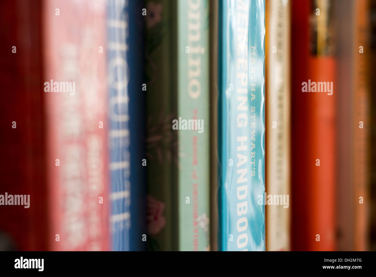 Row of books on shelf hi-res stock photography and images - Alamy
